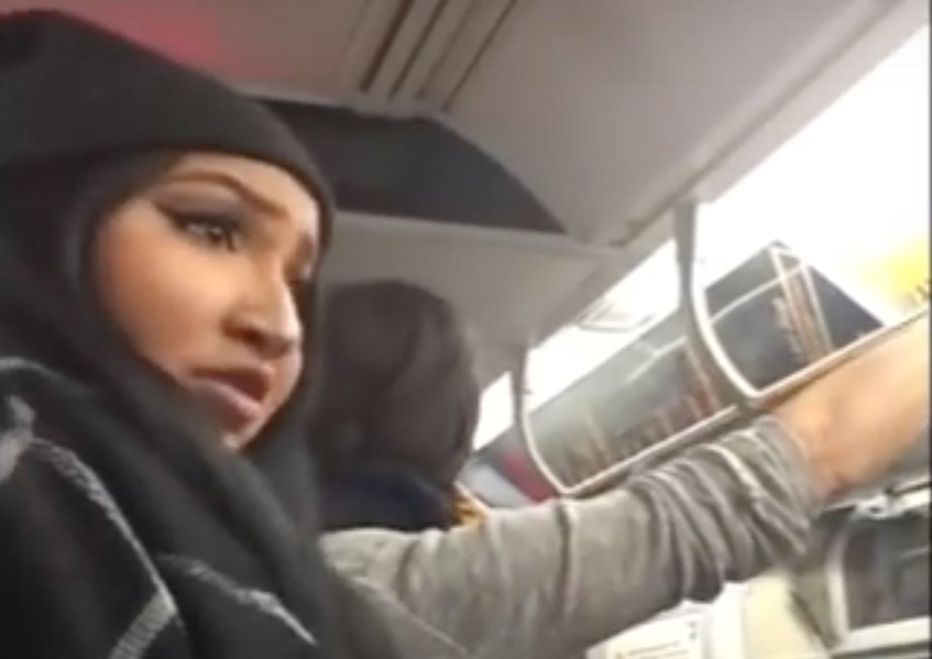 Latina defiende a pareja tras acto de racismo en metro de NY