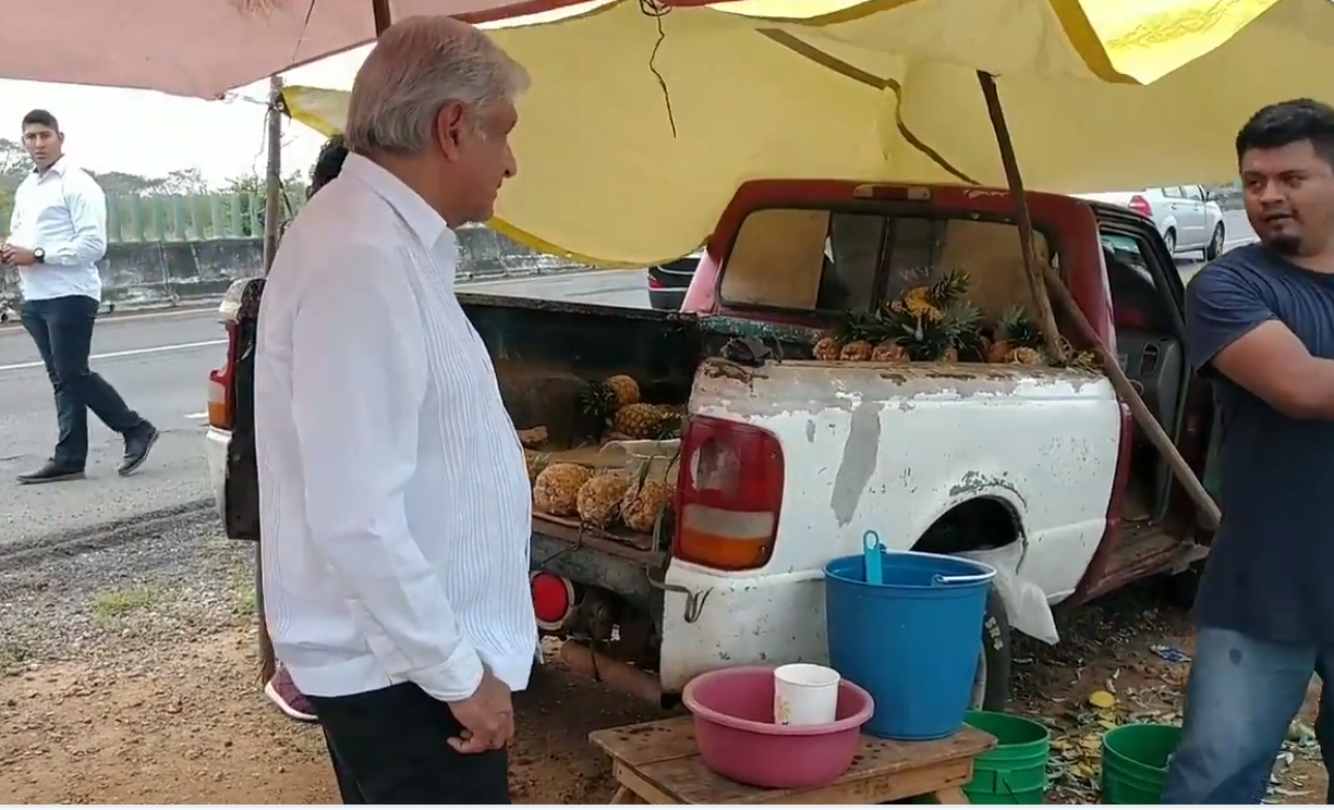 AMLO hace 'refrescante' parada. Compra jugo de piña en carretera de ...