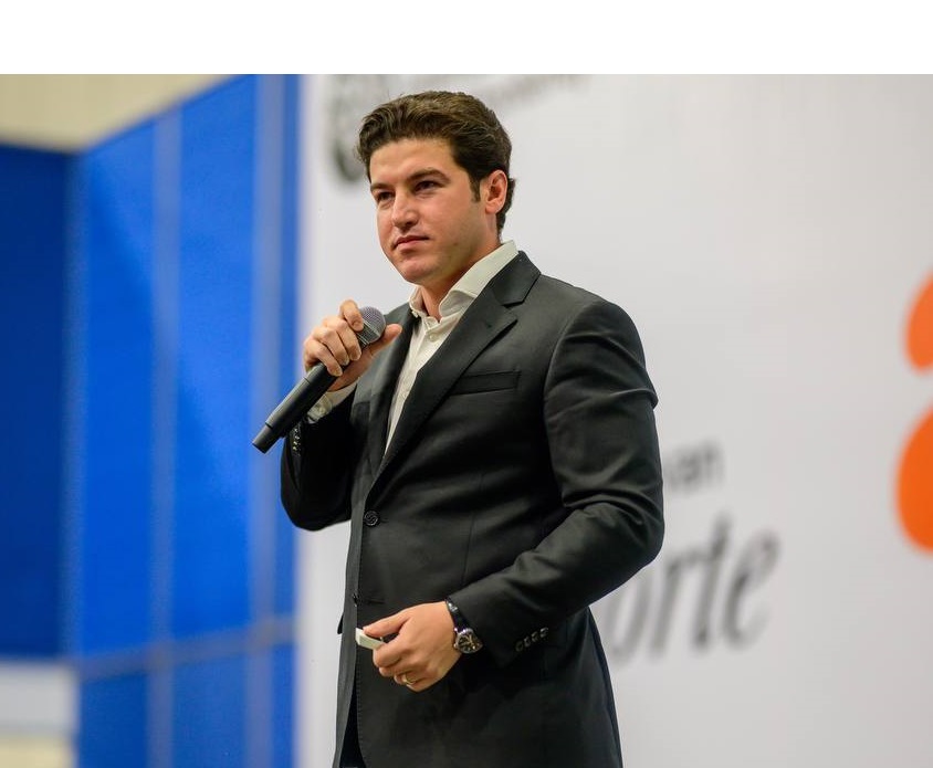 Regresa y se va. Samuel García hace escala en NL para burlar la ley